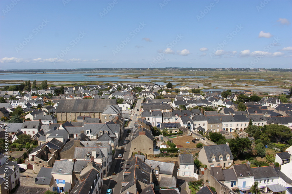 Toits de Batz-sur-Mer et marais (vue panoramique depuis le clocher de l ...