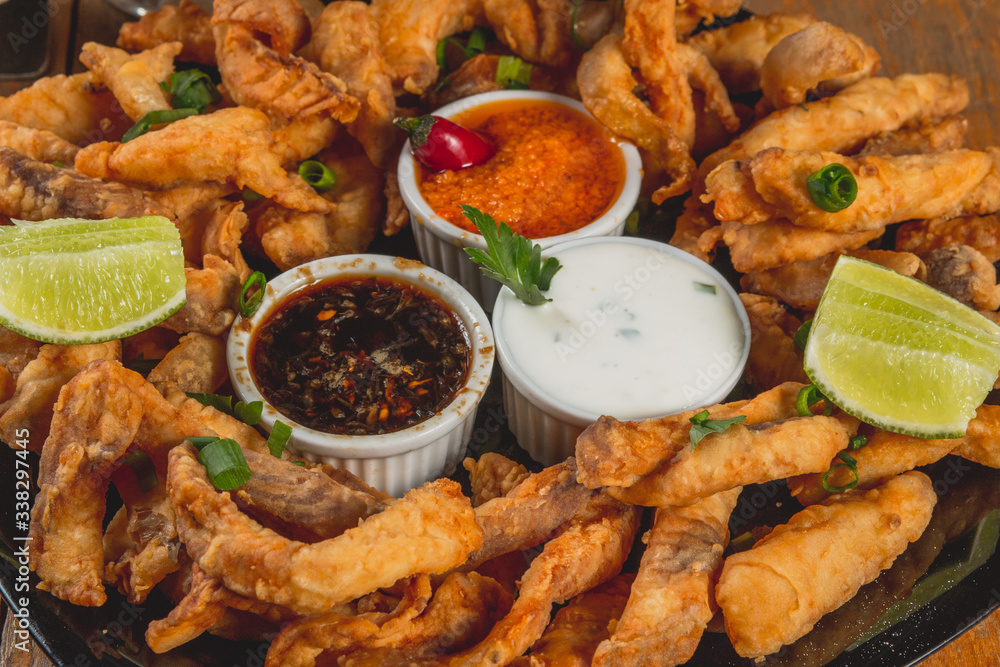 Foto de Comida de boteco brasileira peixe frito isca de tilápia pacu ...
