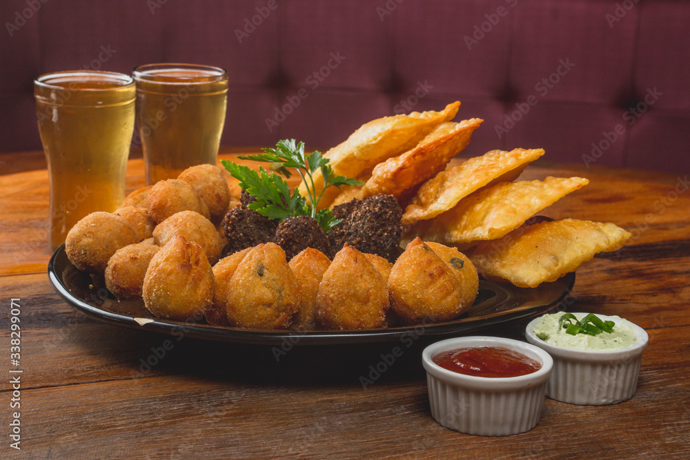 Comida de boteco brasileira salgados diversos servidos em tigelas em ...