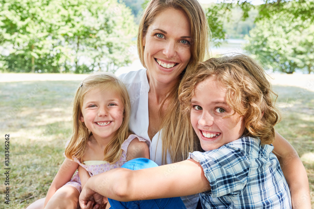 Mutter und ihre zwei Kinder lachen glücklich Stock Photo | Adobe Stock