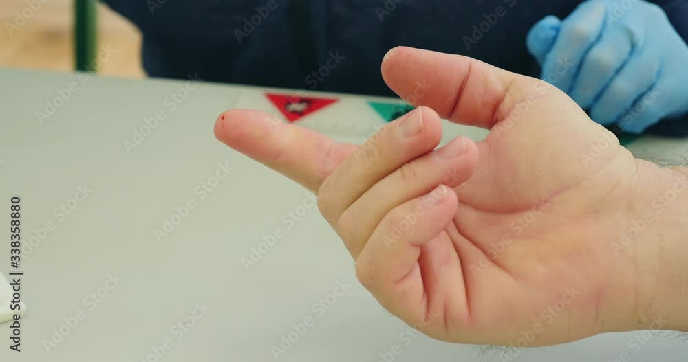 Vidéo Stock Finger blood test for covid-19. Closeup of hands in glove ...
