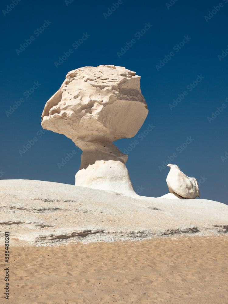 The white desert in western egypt is an breathtaking place. Great ...