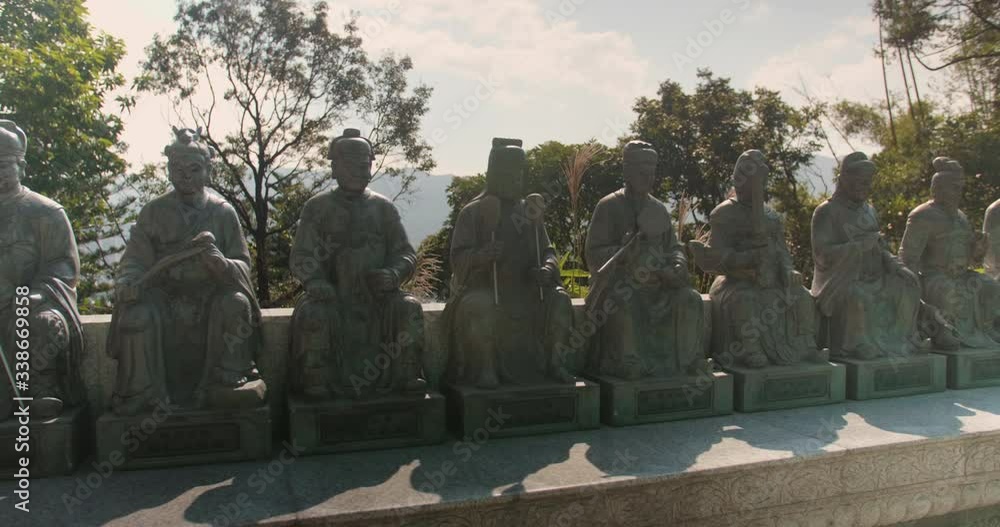 Vidéo Stock Dolly shot of buddha statues in a row. Ten Thousand Buddhas ...