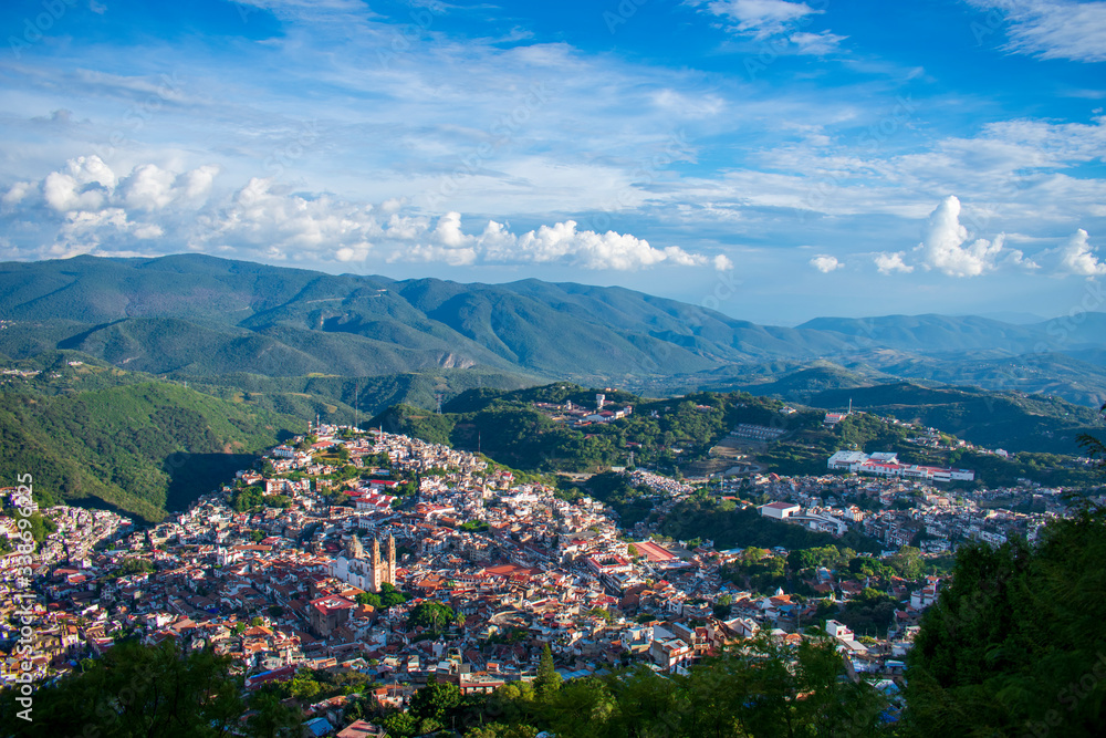 Vista panorámica al atardecer de Taxco de Alarcón, Guerrero, México ...