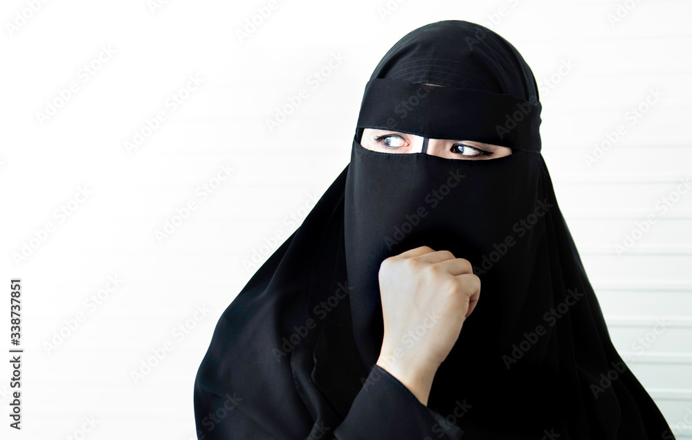 Women in black traditional muslim dresses cover the body, Muslim Arabic ...