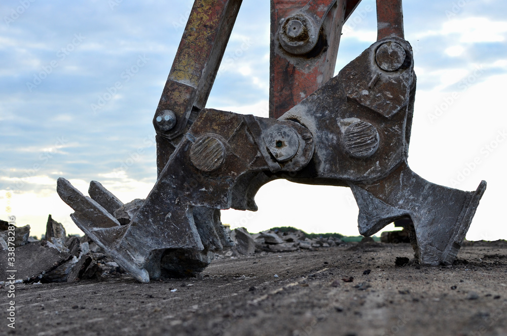 Excavator with hydraulic shears for cutting and crumbles demolition ...