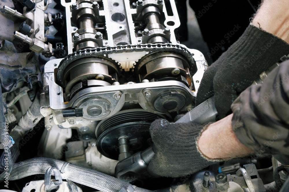 Repair of the internal combustion engine of a passenger car. Replacing ...