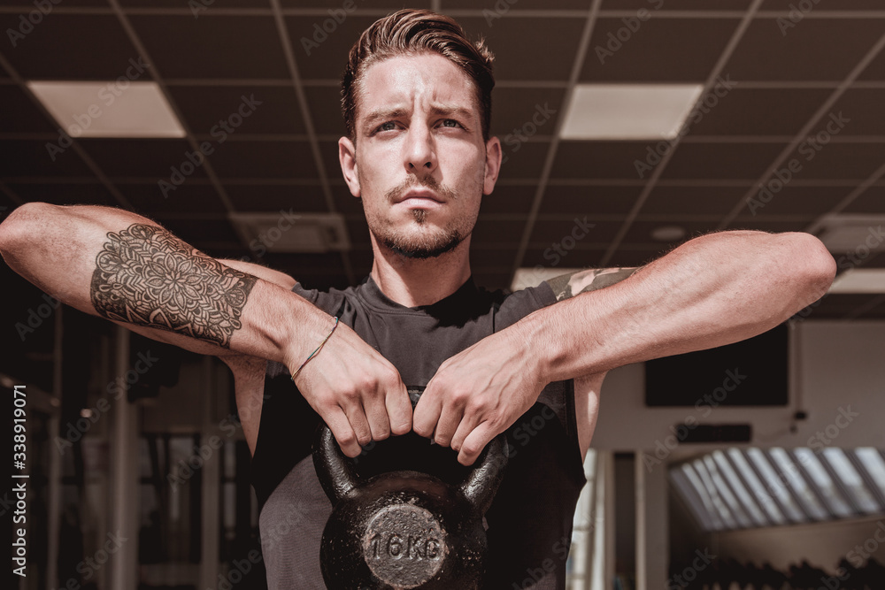 Personal trainer italiano che effettua dimostrazioni visive dei suoi ...