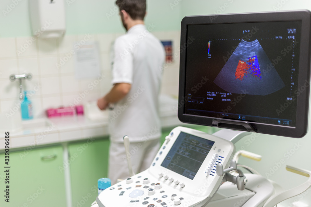 Manipulateur radiologie infirmier dans salle examen échographie en ...