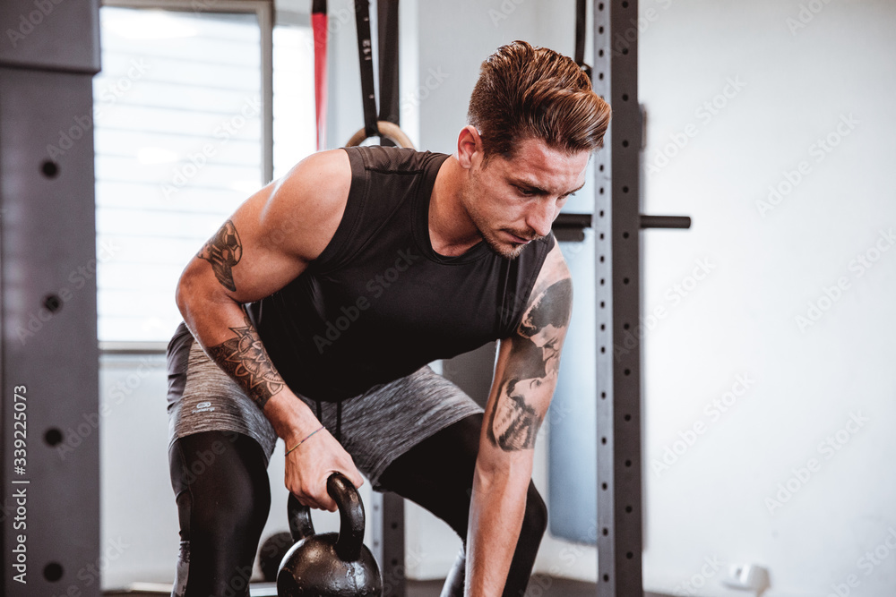 Personal trainer italiano che effettua dimostrazioni visive dei suoi ...