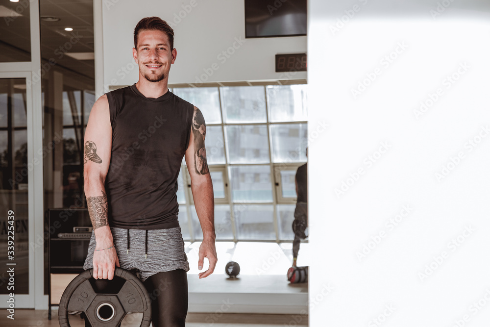 Personal trainer italiano che effettua dimostrazioni visive dei suoi ...