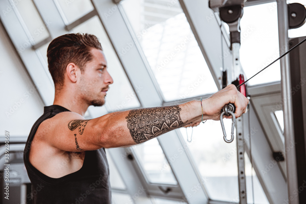 Personal trainer italiano che effettua dimostrazioni visive dei suoi ...