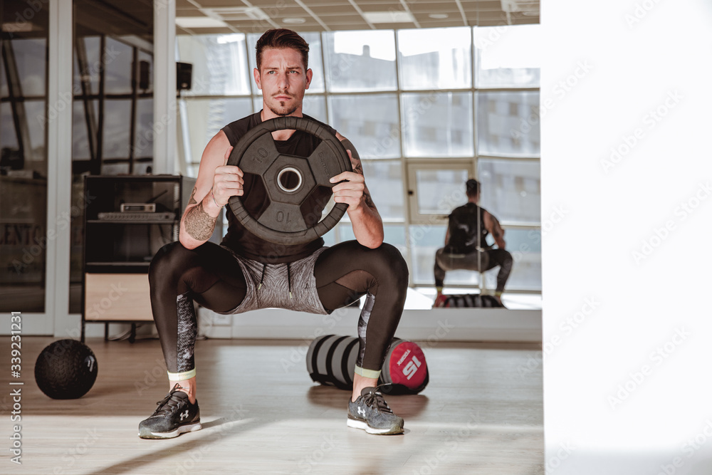 Personal trainer italiano che effettua dimostrazioni visive dei suoi ...