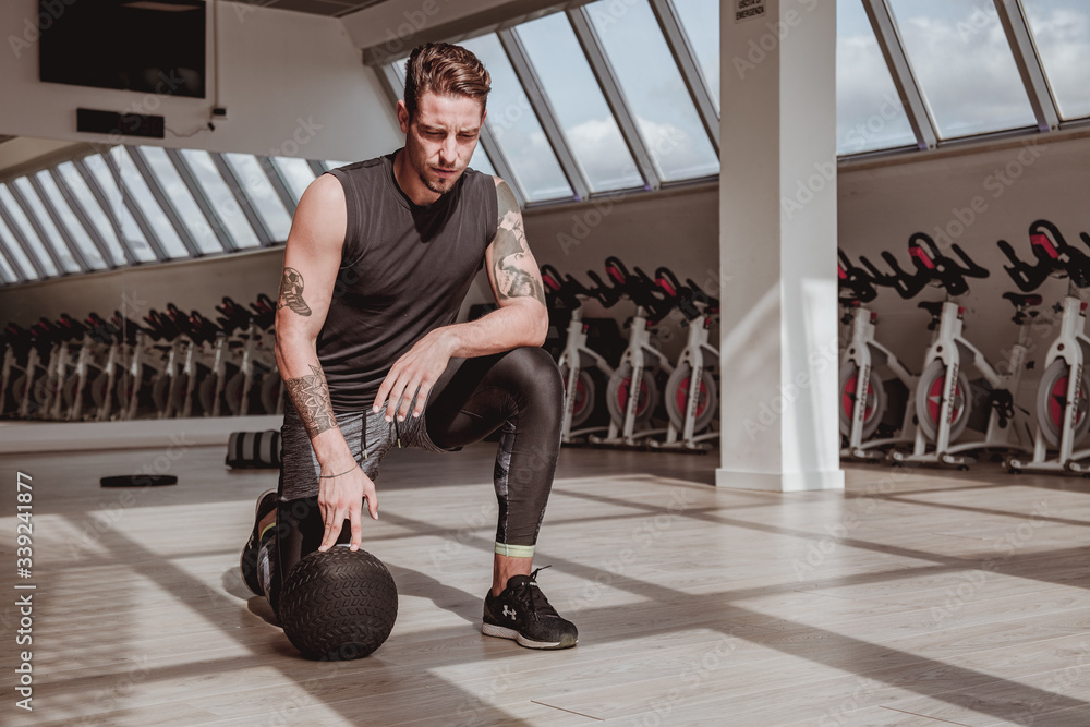 Personal trainer italiano che effettua dimostrazioni visive dei suoi ...