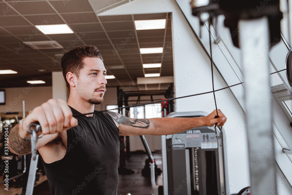 Personal trainer italiano che effettua dimostrazioni visive dei suoi ...