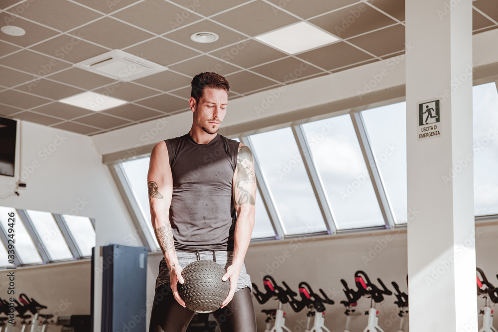 Personal trainer italiano che effettua dimostrazioni visive dei suoi ...