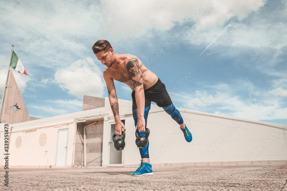 Personal trainer italiano che effettua dimostrazioni visive dei suoi ...