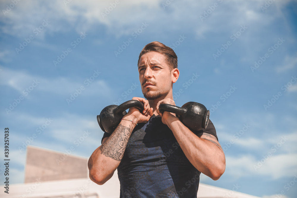 Personal trainer italiano che effettua dimostrazioni visive dei suoi ...