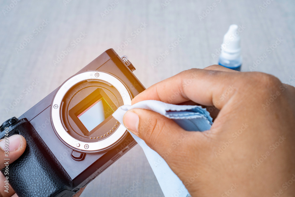 Foto de Mirrorless Sensor cleaning and Maintenance,Photographer hand ...