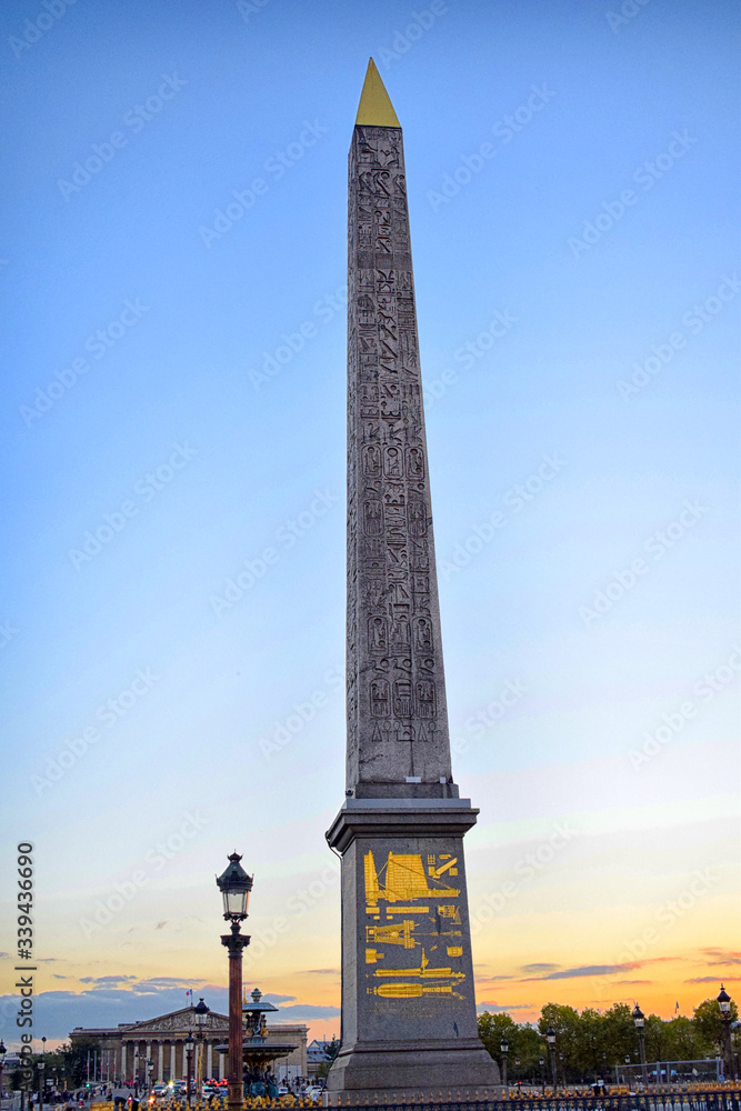 Foto de Luxor Obelisk (Obelisque de Louxor,) at the center of the Place ...