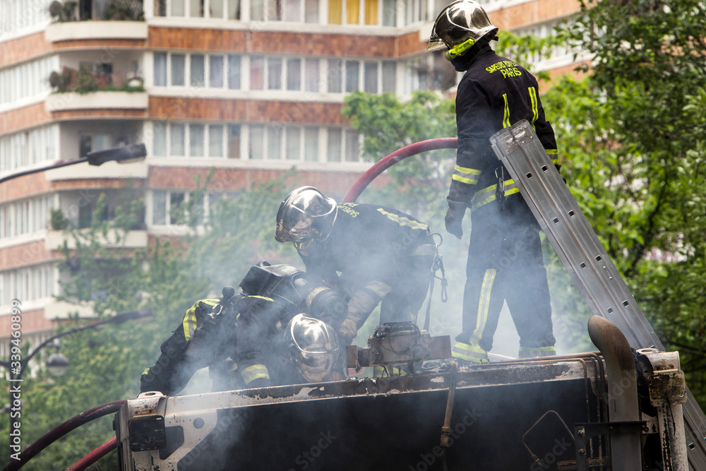 Intervention Pompiers de Paris sur incendie Stock Photo | Adobe Stock