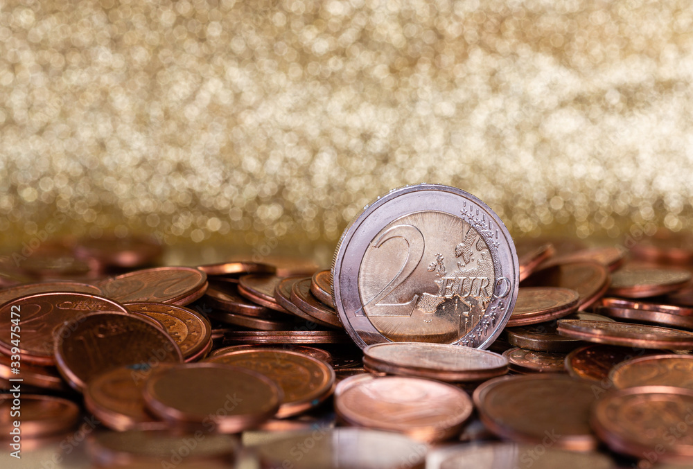Stos monet. Zdjecie makro monety. Dwa euro. Pienidze na wyplate. Zlote ...