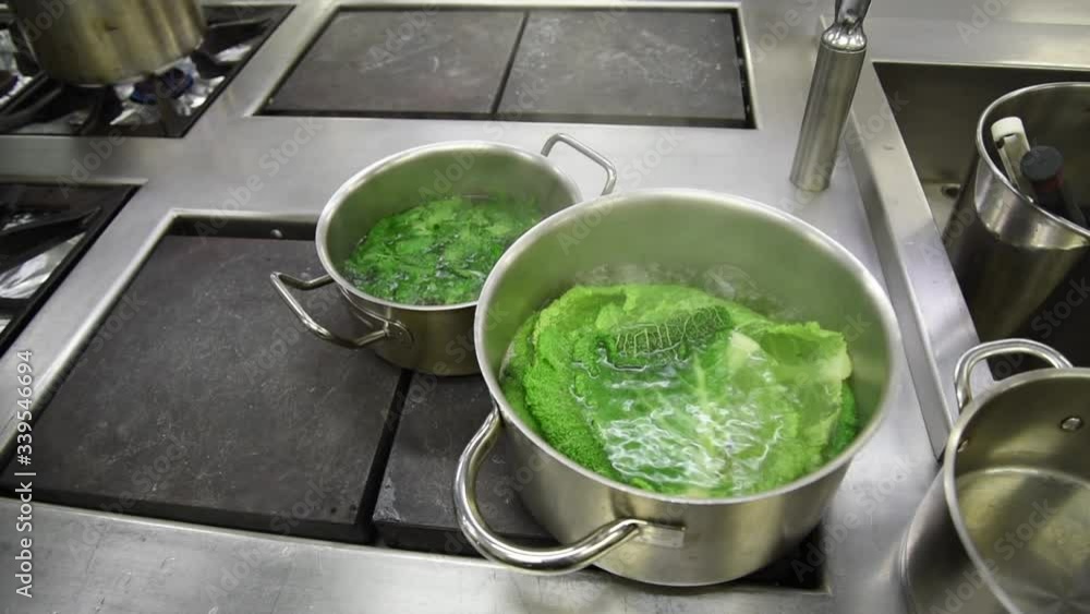 Deux casseroles inox sur des plaques chauffantes de cuisine ...