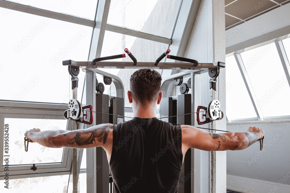 Personal trainer italiano che effettua dimostrazioni visive dei suoi ...