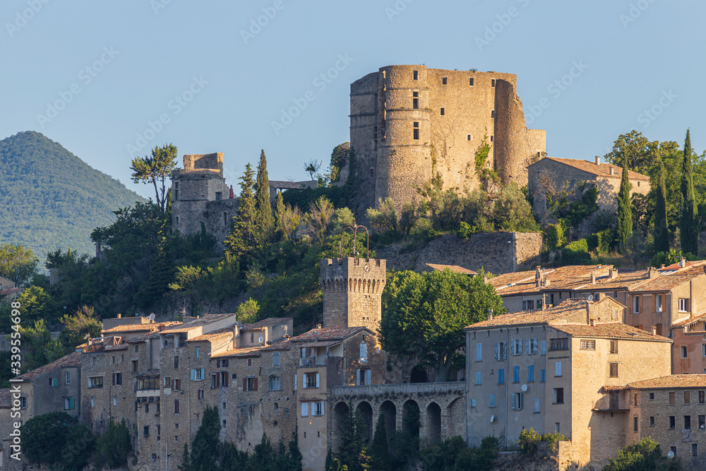 Foto de Montbrun-les-Bains, labellisé Les Plus Beaux Villages de France ...