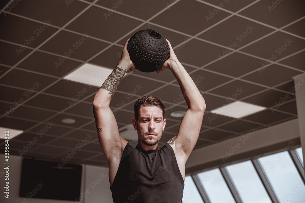 Personal trainer italiano che effettua dimostrazioni visive dei suoi ...