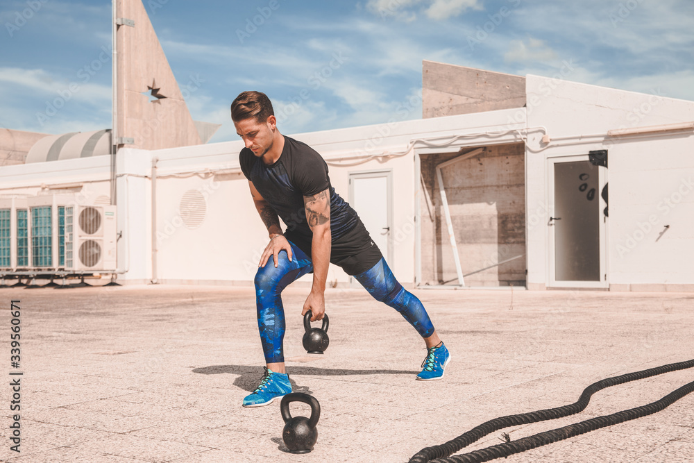 Personal trainer italiano che effettua dimostrazioni visive dei suoi ...