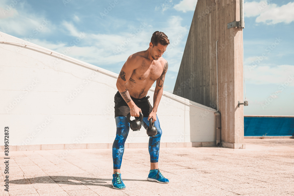 Foto Stock Personal trainer italiano che effettua dimostrazioni visive ...