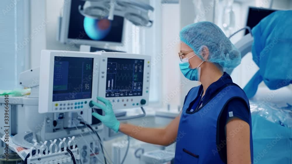 Stockvideo Artificial lung ventilation monitor in the intensive care ...