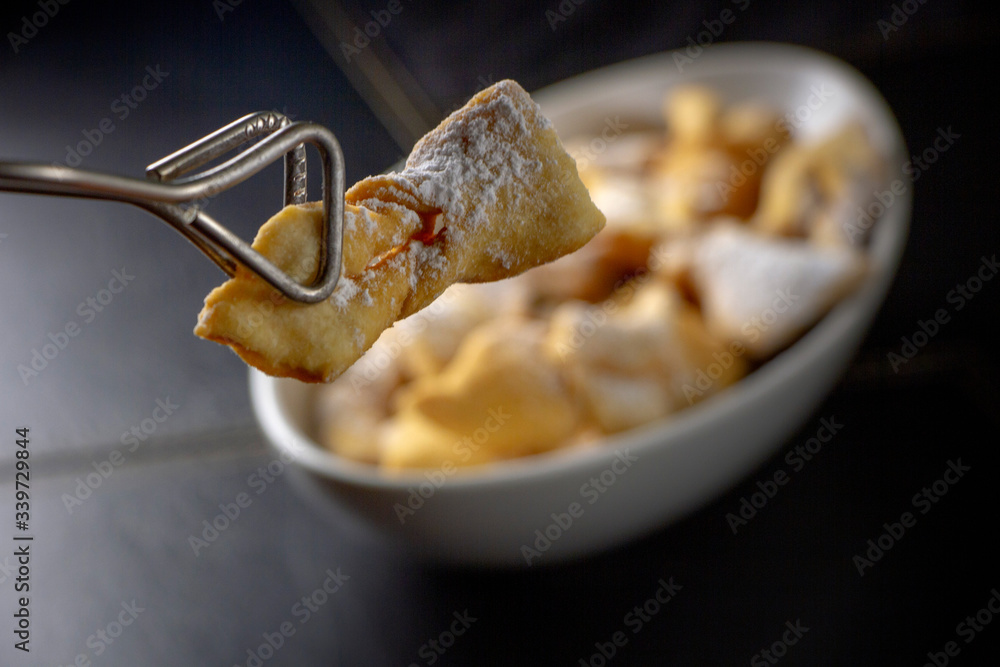 Close up de un calzón roto. Preparación de dulces típicos de Chile ...