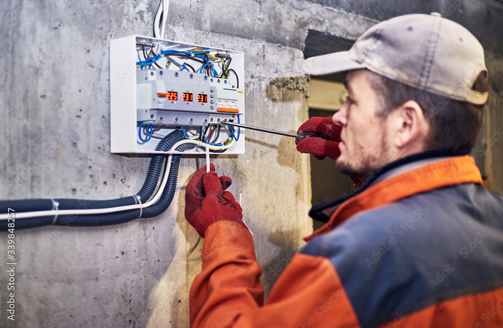 Maintenance of the electrical system. Work tests of the electrical ...