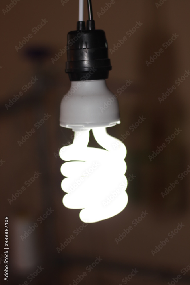 foco ahorrador, de luz blanca, encendido y colgado Stock Photo | Adobe ...