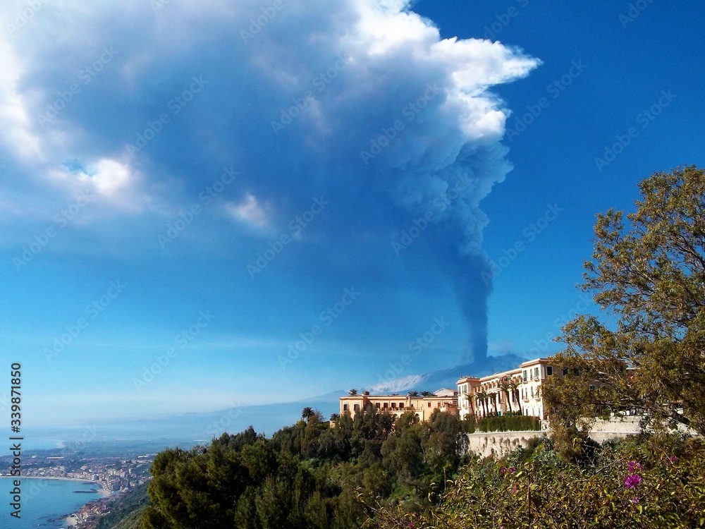 Etna, volcano's eruption, ongoing, view from Taormina, Sicily Stock ...