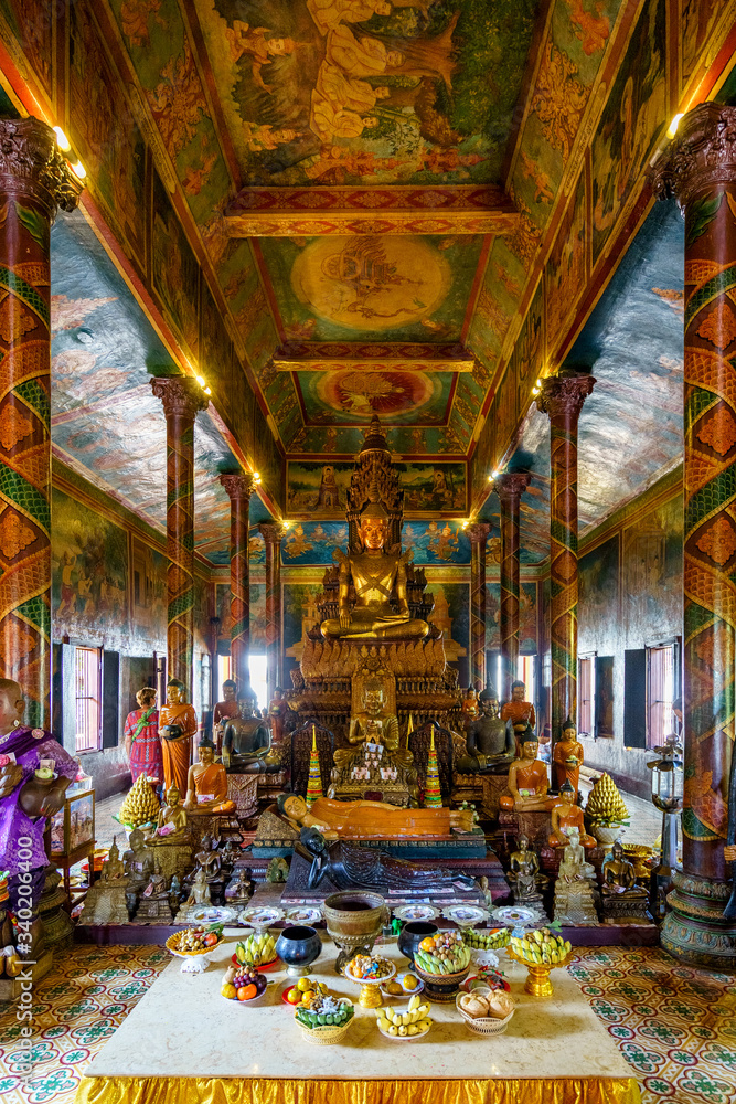 Inside and outside the Wat Phnom temple in Phnom Penh, Cambodia ...