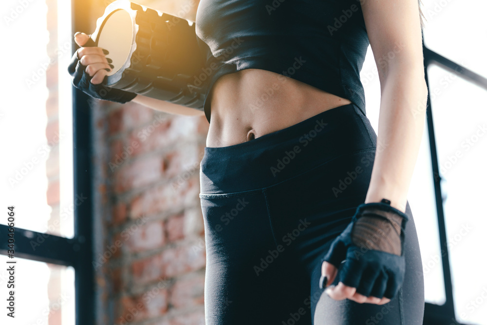 Steel press belly of a girl close-up. Bare stomach with muscles. Woman ...