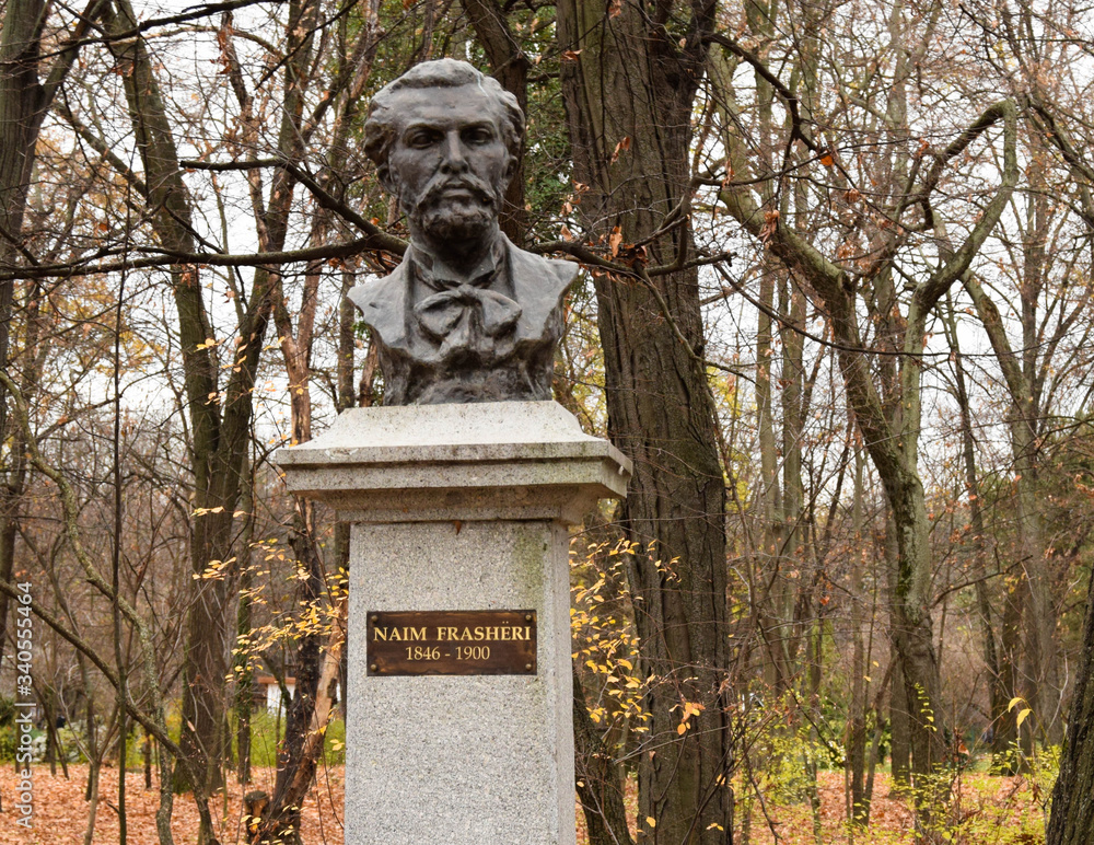 Foto de Bucharest, Romania - 22.11.2019 The bust of Naim Frasheri, the ...