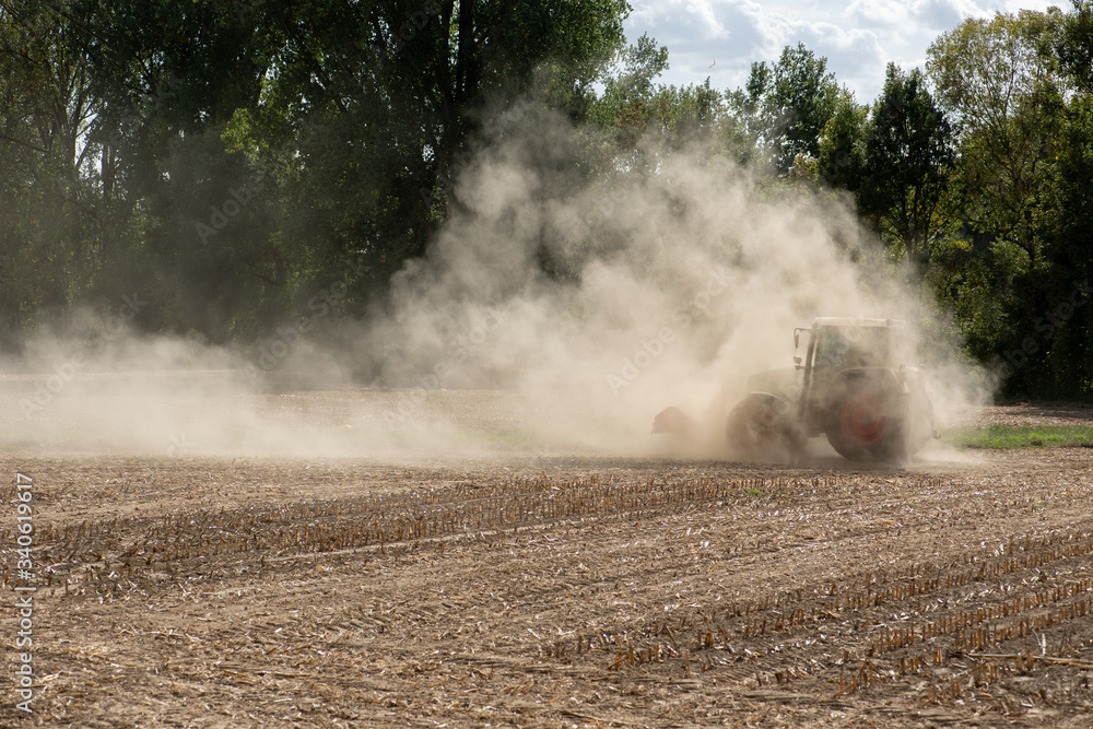 Symbolbild für Dürre und Wassermangel, Landwirt wirbelt mit Traktor ...