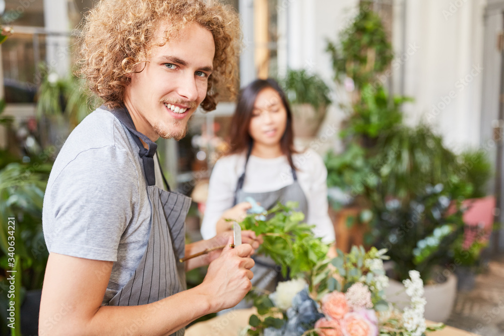Florist in der Ausbildung lernt Blumenstrauß binden Stock Photo | Adobe Stock