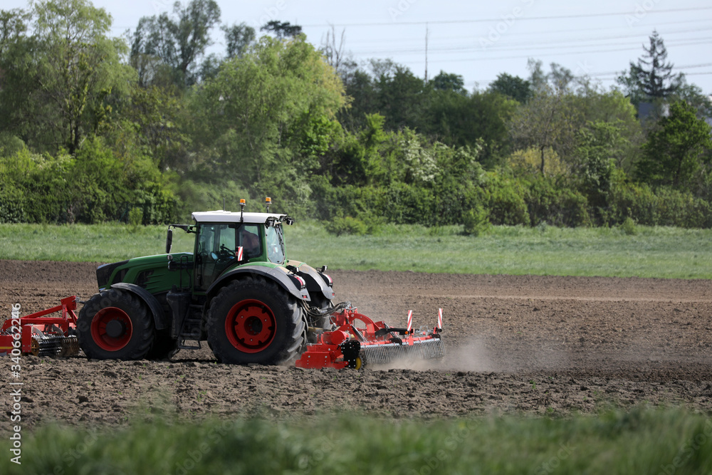 Landwirt Bauer mit seinem Traktor auf dem Feld Stock Photo | Adobe Stock