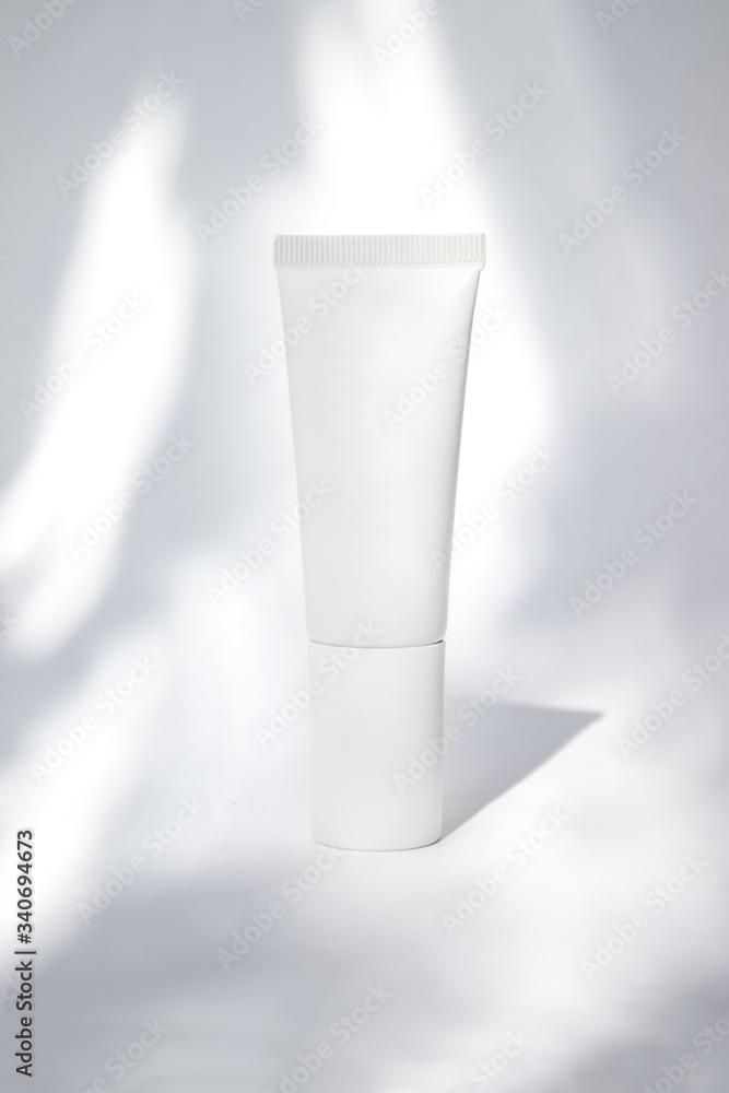 Mockup de frasco de crema hidratante con luz natural y sombras Stock ...