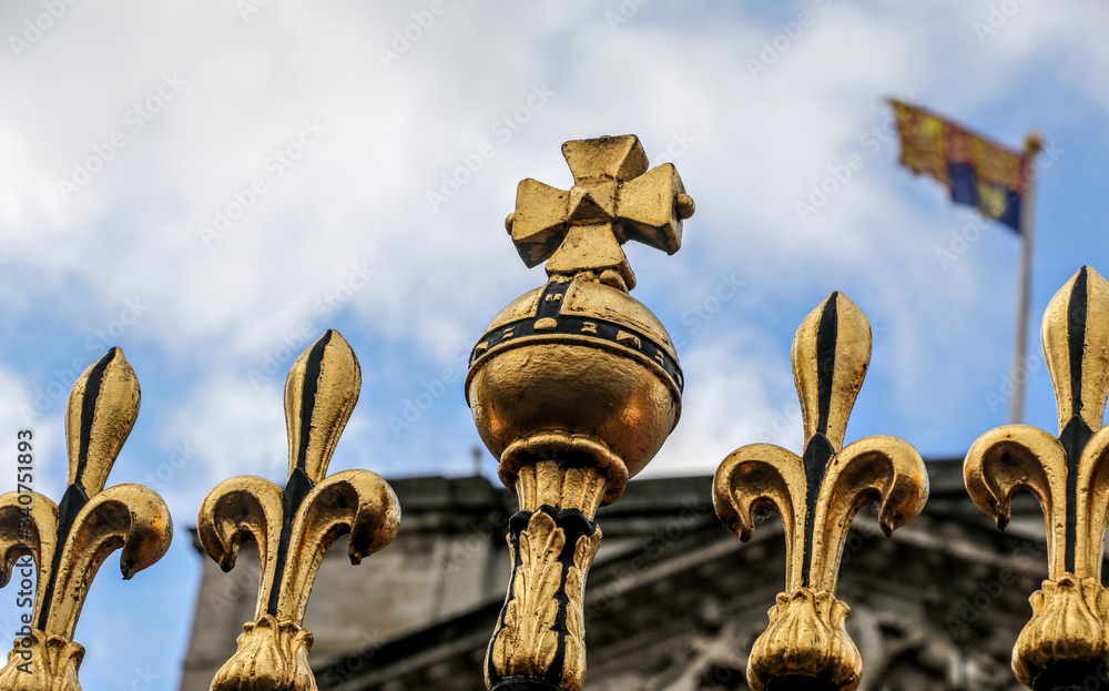 Símbolos de la realeza inglesa en el Palacio de Buckingham Stock Photo ...