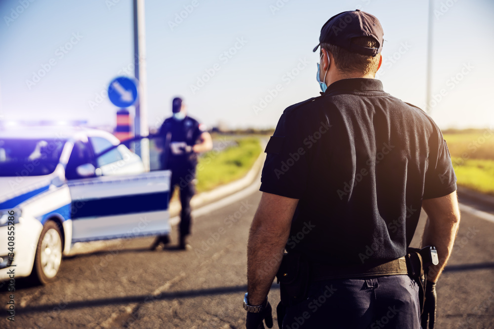 Foto de Police officer emergency service car driving street. Siren ...