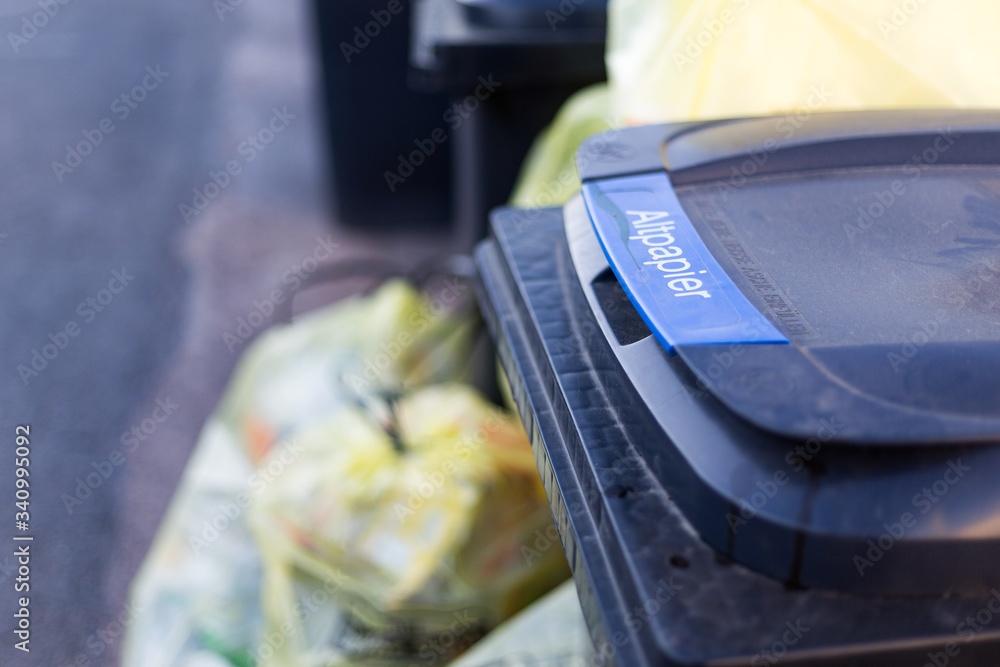 Symbolbild Altpapiertonne für die Müllabfuhr Stock Photo | Adobe Stock