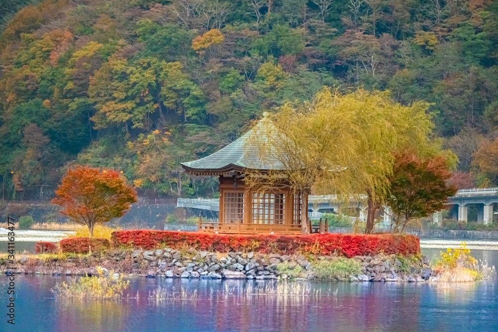 Foto de Japan. Gazebo on an island in lake Kawaguchiko. Five lakes of ...