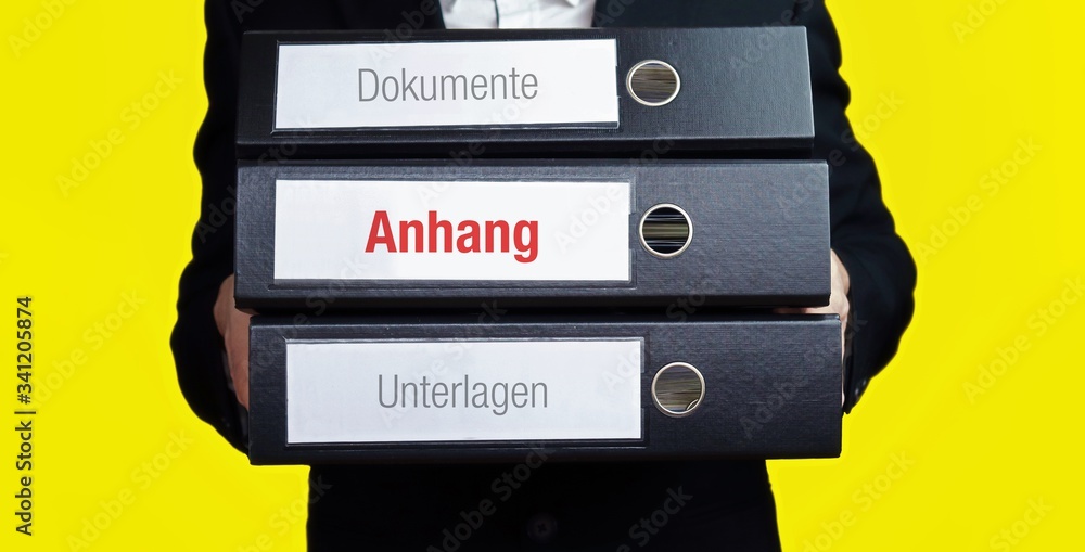 Anhang – Finanzen/Wirtschaft. Mann trägt einen Stapel Aktenordner. Ein ...