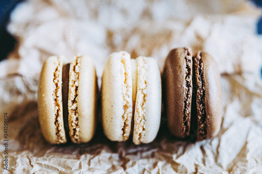 Trois macarons au gout vanille chocolat café sur un fond naturel Stock ...